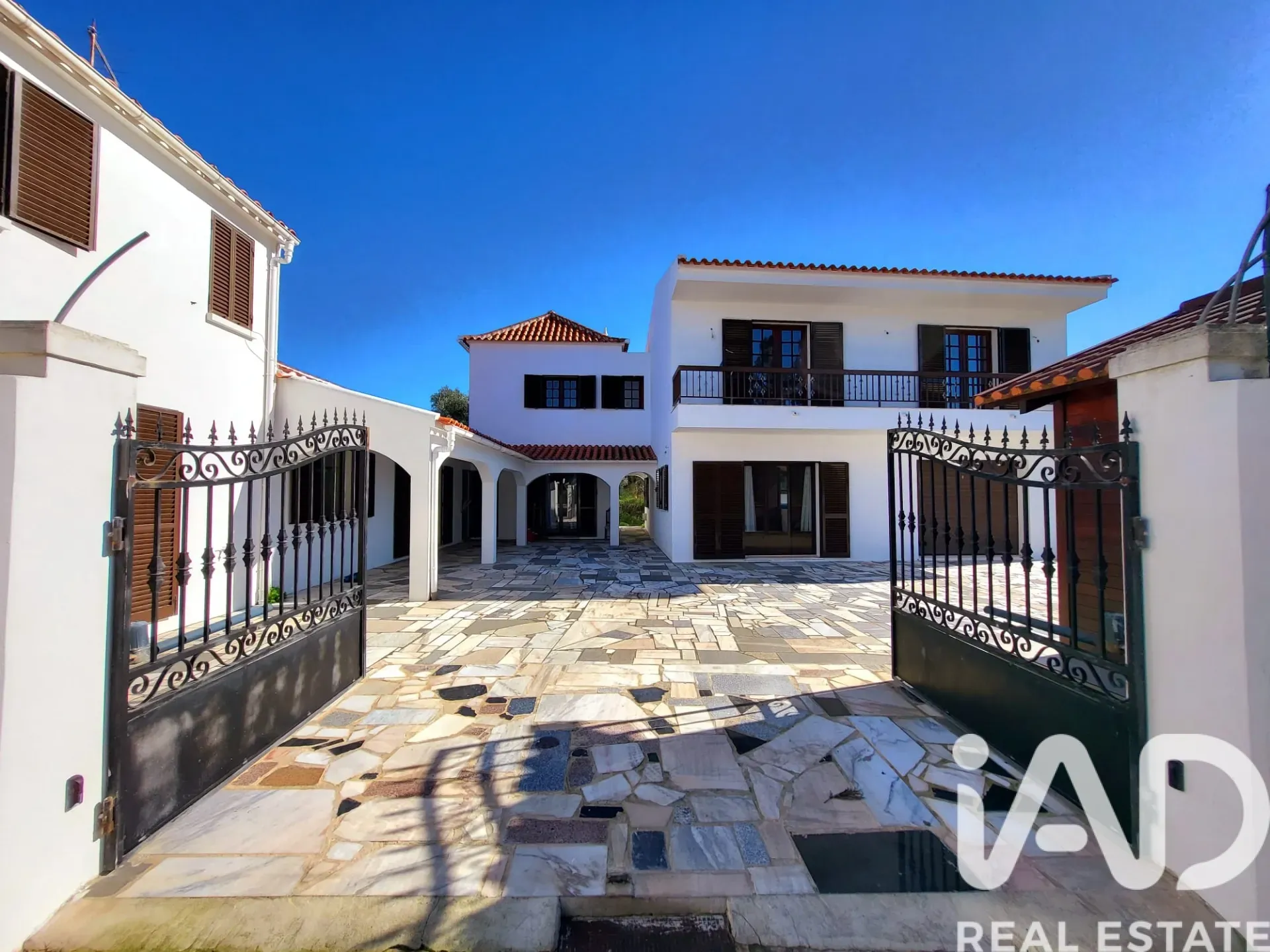 Elegant 4-Bedroom House with Citrus Orchard in Luz, Algarve - Residaro