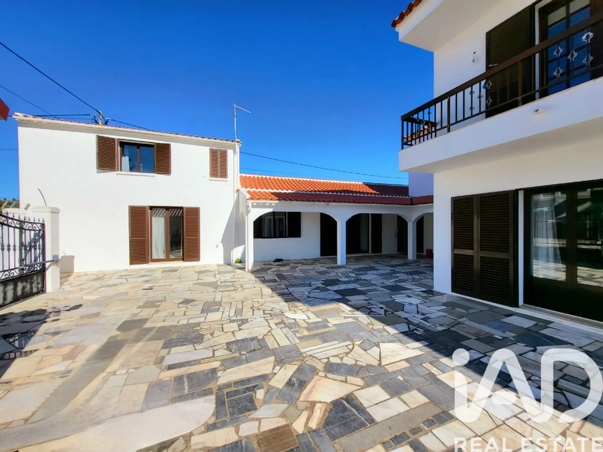 Elegant 4-Bedroom House with Citrus Orchard in Luz, Algarve - Residaro