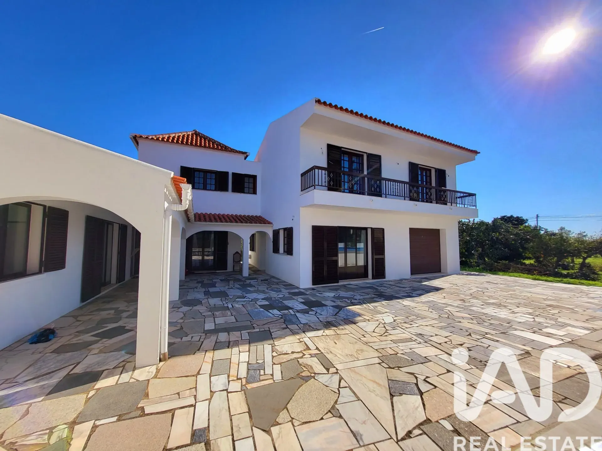 Elegant 4-Bedroom House with Citrus Orchard in Luz, Algarve - Residaro