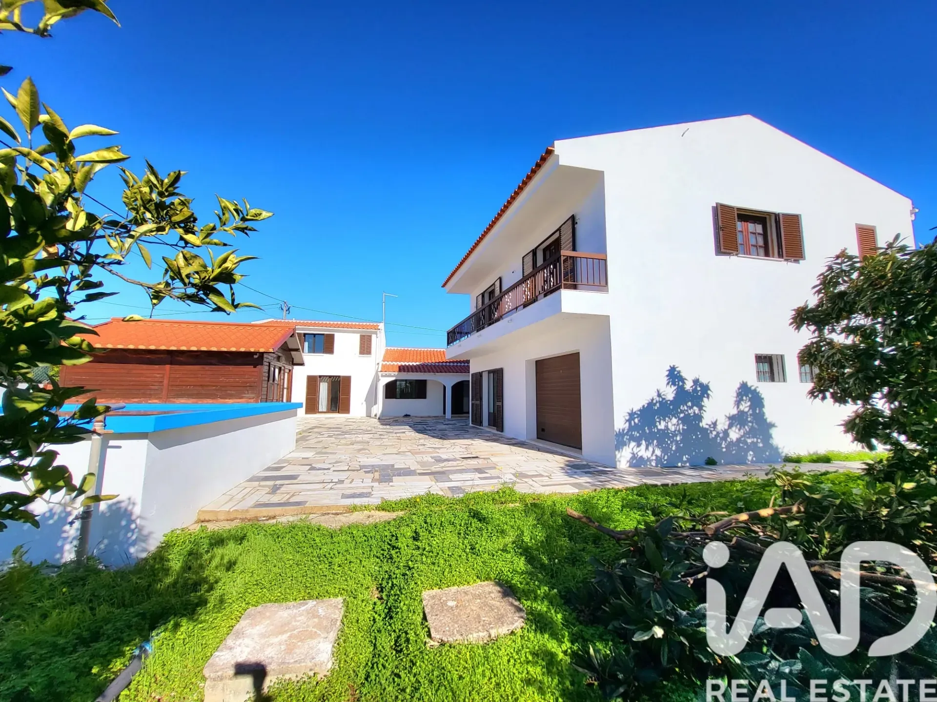 Elegant 4-Bedroom House with Citrus Orchard in Luz, Algarve - Residaro