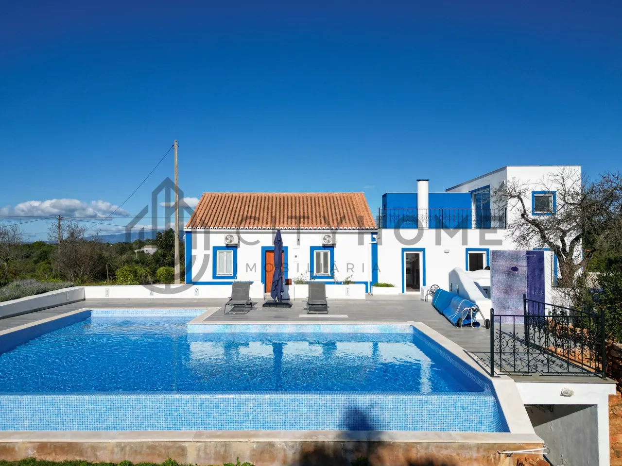 4-Bedroom Villa with Expansive Gardens and Infinity Pool in Silves ...