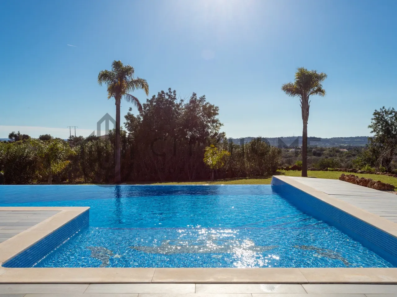 4-Bedroom Villa with Expansive Gardens and Infinity Pool in Silves ...